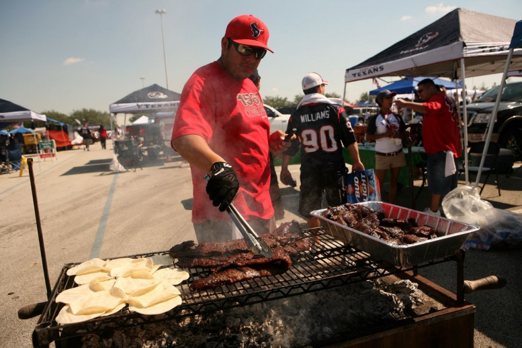 The Ultimate Guide to Tailgating at a Football Game | Sports Then and Now